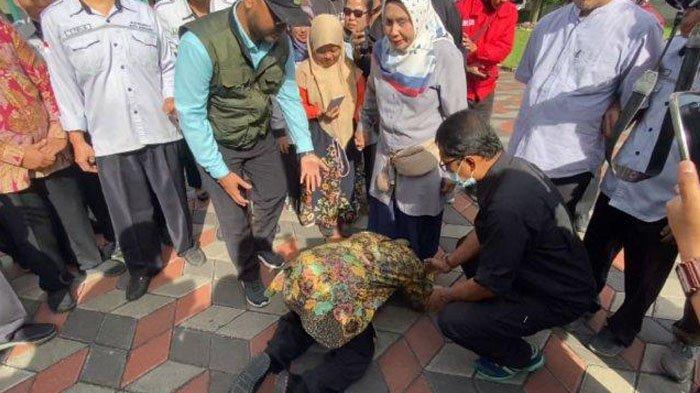 Sosok Guru yang Membuat Menteri Sosial Tri Rismaharini Sujud di Kakinya ...