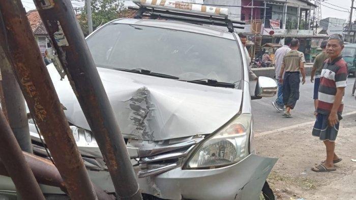 Mobil Tabrak Tiang di Karawang, Ternyata Angkut Jasad Bayi dan Paket ...