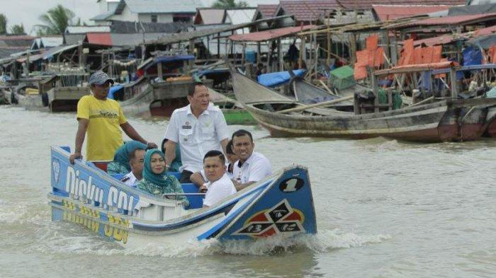 Naik Speed Boat, Pj Bupati Tulangbawang Kunjungi Warga Dente Teladas ...