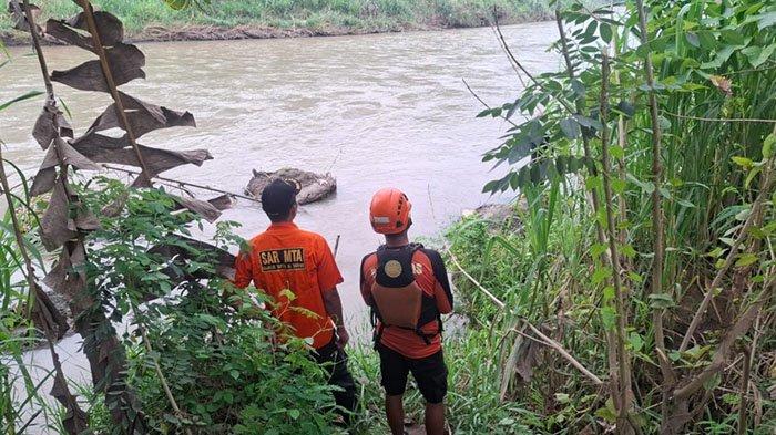 Buang Sampah di Pinggir Sungai, Nenek Asal Tanggamus Lampung Diduga ... Buang Sampah di Pinggir Sungai, Nenek Asal Tanggamus Lampung Diduga ...