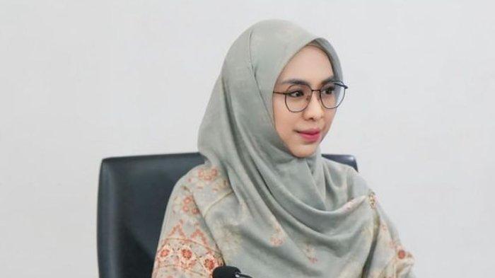 Tanggapan Oki Setiana Dewi Soal Isu Dipoligami Suami - Tribunlampung.co.id
