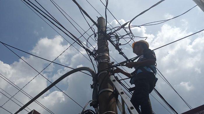 PLN Icon Plus SBU Sumbagsel Menata Kabel di Tiang PLN dalam P3AK November - Tribunlampung.co.id