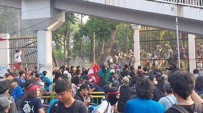 Peserta Demo Tolak Revisi UU Pilkada Dilaporkan Luka-luka hingga Ditangkap - Tribunlampung.co.id