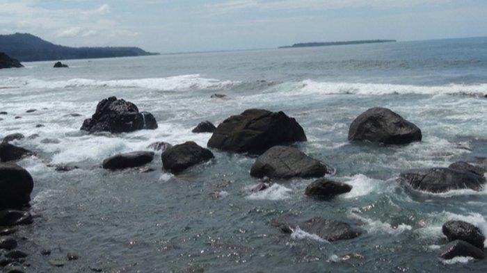 Tempat Wisata di Lampung, Indahnya Batu Karang di Pantai Kota Karang ...