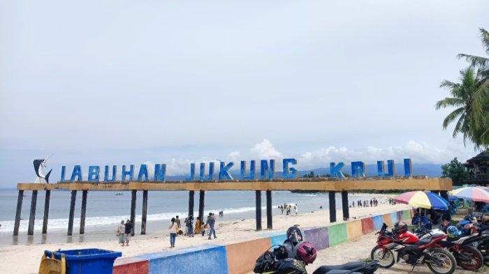 Hari Kedua Tahun Baru 2024 Pantai Labuhan Jukung Krui Masih Ramai ...
