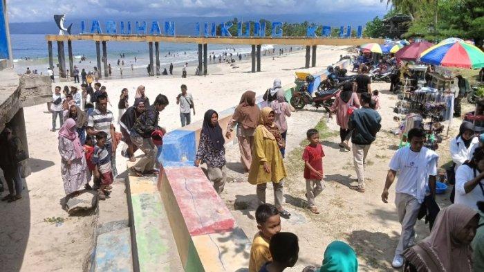 Libur Tahun Baru 2024, Objek Wisata Pantai Labuhan Jukung Krui Dipadati ...