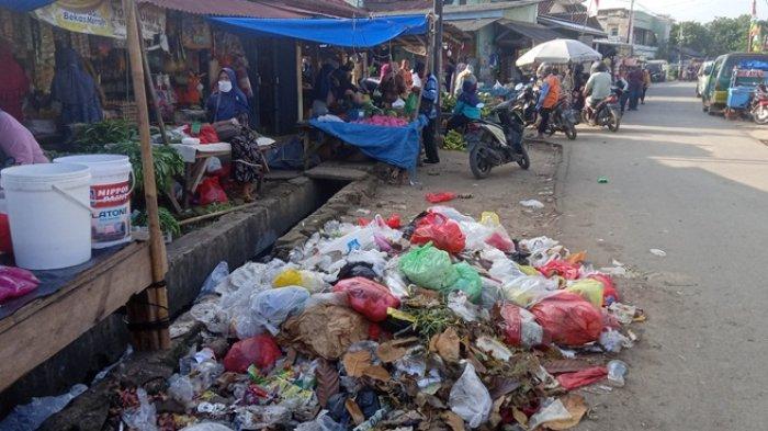 Pedagang Keluhkan Tumpukan Sampah di Pasar Gedong Tataan 3 Hari Belum Diangkut - Tribunlampung.co.id