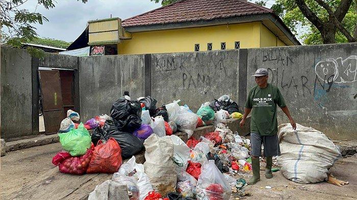 Bau Menyengat, Pedagang Keluhkan Tumpukan Sampah di Pasar Margorejo Metro Lampung ...