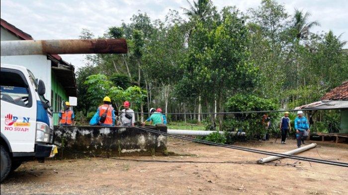 Hujan Deras Disertai Angin Kencang, Satu Tiang Listrik Roboh Timpa Pagar Sekolah di Lampung ...