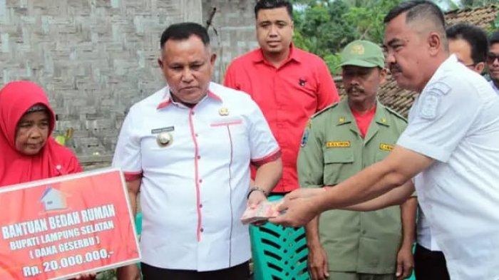 Pemkab Lampung Selatan Beri Bantuan Bedah Rumah Nenek Murnah di Kalianda - Tribunlampung.co.id