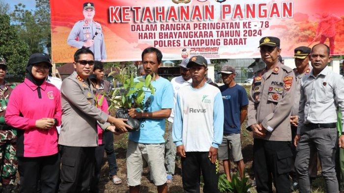 Lestarikan Alam, Polres Lampung Barat Tanam 1.000 Bibit Pohon - Tribunlampung.co.id
