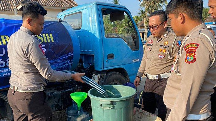Polres Lampung Timur Distribusikan Air Bersih ke Warga yang Terdampak Kekeringan - Tribunlampung ...