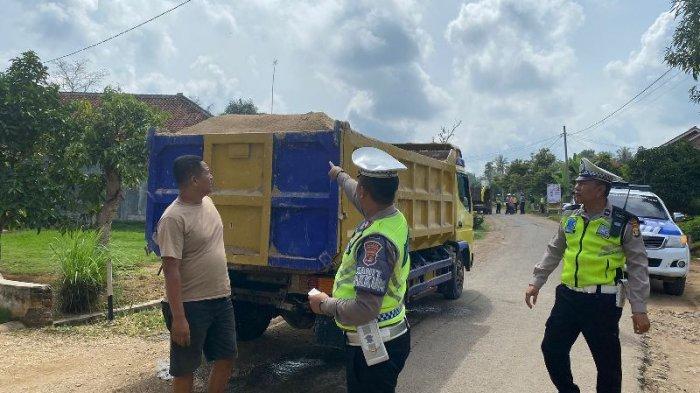 Polres Pesawaran Bersama Dishub Tilang Truk Pasir Melebihi Tonase di ...