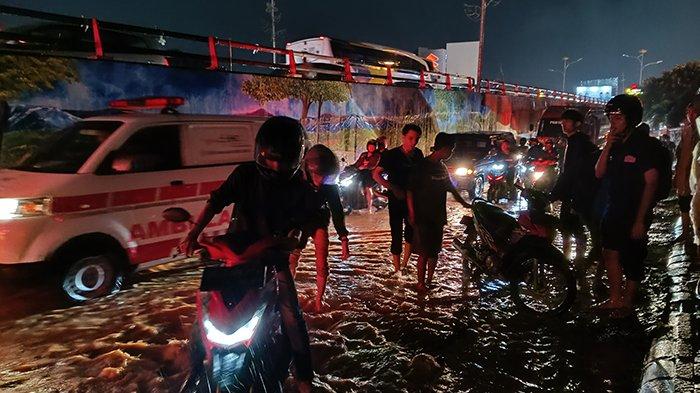 Kena Banjir, Pengendara Dorong Motor di Depan Teknokrat Bandar Lampung ...