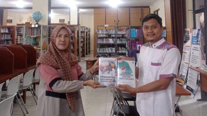 UMITRA Dapat Hibah Buku dari Salah Satu Dosennya, Semoga Mengilhami ...