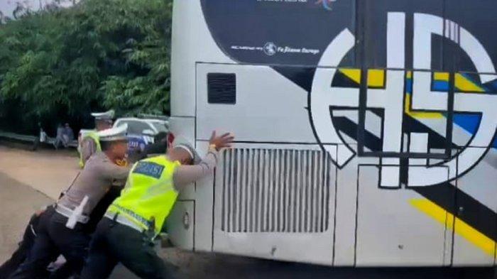 Bus Melintang di Exit Tol, Personel Polres Lamteng Polda Lampung Gerak Cepat Urai Kemacetan ...