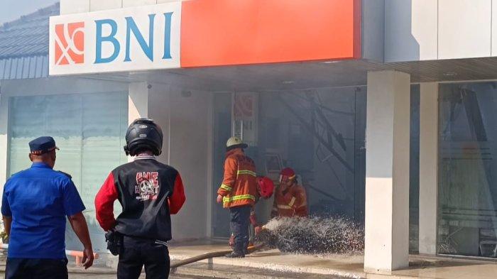 40 Personel Damkarmat Dikerahkan Padamkan Api di BNI Majapahit Bandar Lampung - Tribunlampung.co.id