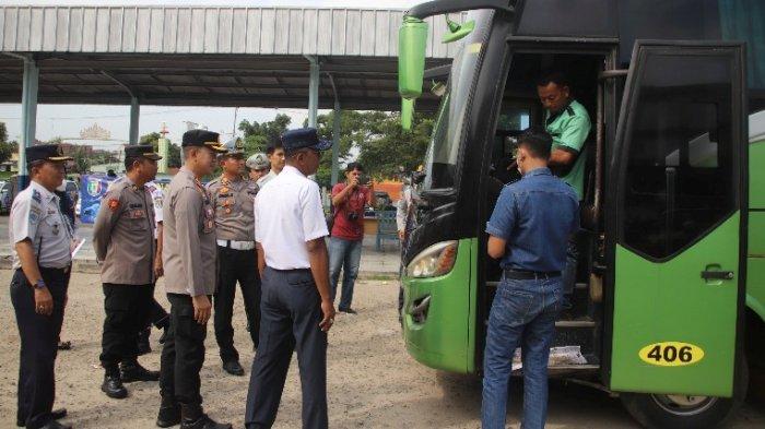 Petugas Gabungan Inspeksi Angkutan Umum di Terminal Gadingrejo ...