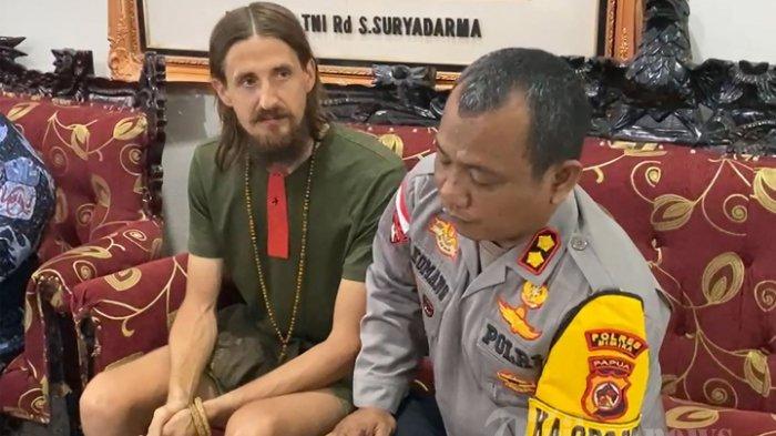 Cerita di Balik Pembebasan Pilot Susi Air, KKB Disebut Minta Tebusan Rp 5 Miliar - Tribunlampung ...