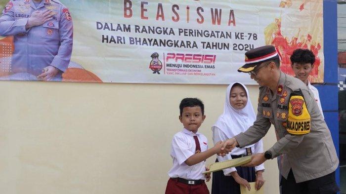 Pemberian Beasiswa Jajaran Polda Lampung untuk Pelajar Berprestasi Lamteng adalah Wujud Peduli ...