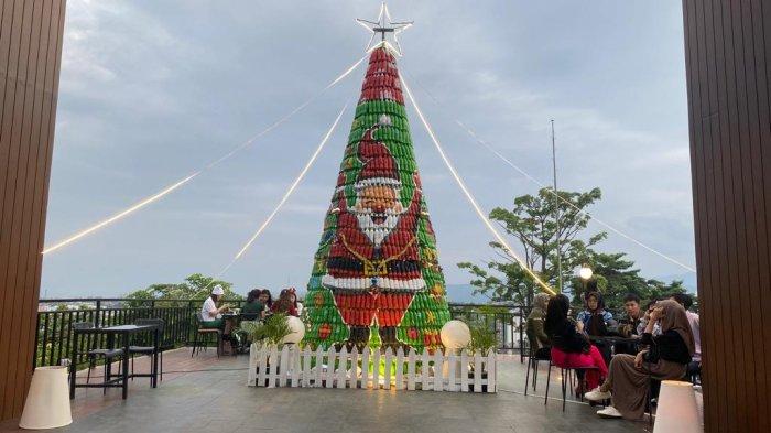 Ada Pohon Natal Raksasa Setinggi 6 Meter di Skaye Cafe Bukit Randu ...