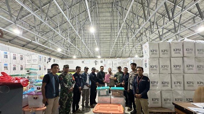 Polisi dan TNI di Banjit Way Kanan Kawal Distribusi Logistik Pilkada 2024 ke KPU - Tribunlampung ...