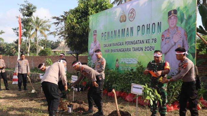 Jelang HUT Bhayangkara ke-78, Polres Lampung Selatan Tanam Ratusan Pohon - Tribunlampung.co.id