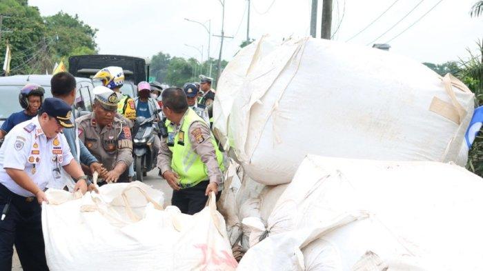 Satlantas Polres Lamteng Polda Lampung Membantu Evakuasi Truk Terguling di Jembatan Way Seputih ...