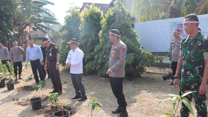 Polres Lampung Tengah Polda Lampung Tanam Ribuan Pohon untuk Penghijauan Sejak Dini ...