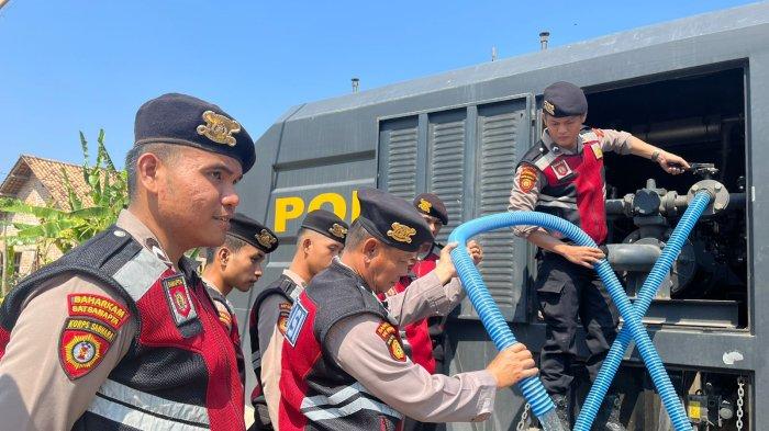 Polres Mesuji Polda Lampung Bagikan Air Bersih di Desa Wira Bangun - Tribunlampung.co.id