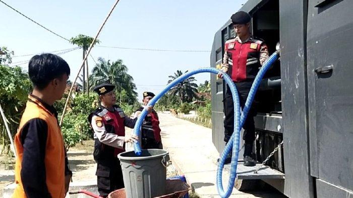Suplai Air Bersih ke Warga, Polres Mesuji Bawa Mobil Water Canon - Tribunlampung.co.id