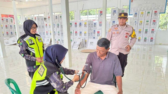 Si Dokkes Polres Mesuji Polda Lampung Hadir Beri Bantuan Kesehatan ke Petugas Pemilu 2024 ...