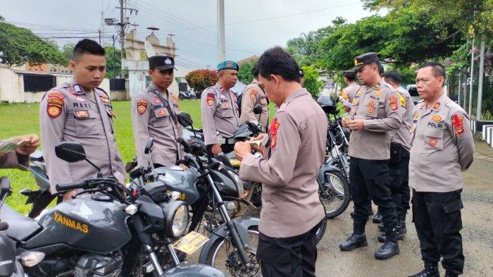 Polres Mesuji Polda Lampung Bagikan Kaporlap untuk Ratusan Personel yang Terlibat Pam TPS ...