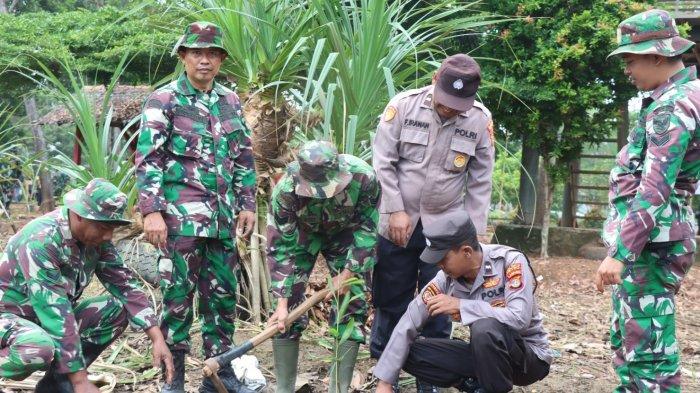 TNI dan Polri Polres Metro Peduli Lestarikan Alam Bersama Lewat Tanam Pohon - Tribunlampung.co.id