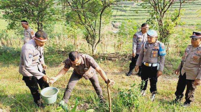 Polri Lestarikan Negeri, Polres Metro Tanam Ribuan Pohon Serentak - Tribunlampung.co.id