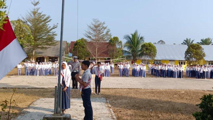 Polres Pesisir Barat Polda Lampung Lakukan Police Goes To School di SMAN 1 Bengkunat ...
