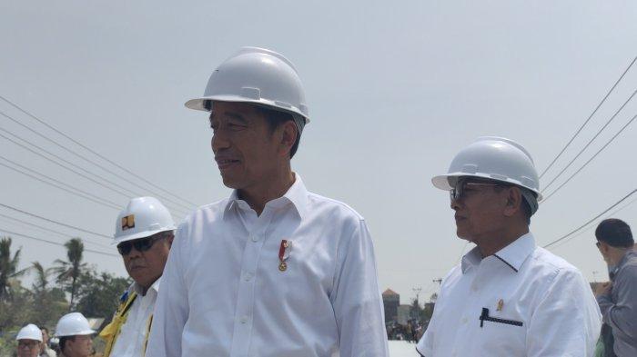 Presiden Jokowi Jalan Kaki Cek Perbaikan Jalan Simpang Randu-Rumbia Lampung Tengah ...