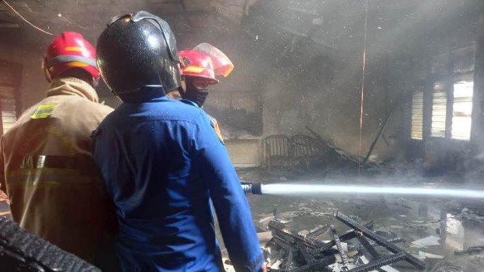 Proses Pemadaman Api di Wisma Albertus Bandar Lampung Habiskan 5 Tangki ...