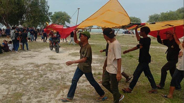 Puluhan Layang-layang Meriahkan Hari Raya Galungan di Pantai Onaria ...