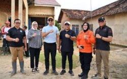 Radityo Egi Pratama-M Syaiful Anwar Bagikan Sembako ke Korban Banjir - Tribunlampung.co.id