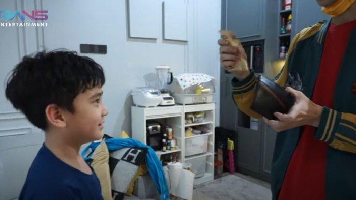 Anak Raffi Ahmad Jajan Pakai Kartu, Rafathar Tak Tahu Uang Rp 5 Ribu ...