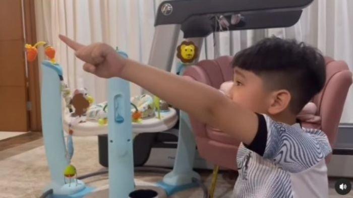 Rafathar Marahi Wasit Saat Nonton Pertandingan Liverpool, Raffi Ahmad ...