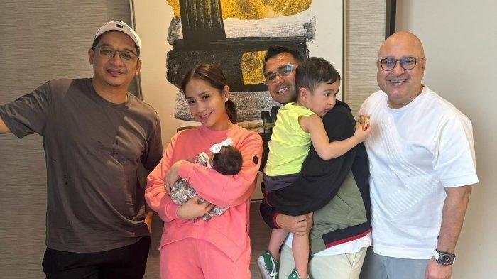 Raffi Ahmad dan Nagita Slavina Akhirnya Pastikan Status Baby Lily - Tribunlampung.co.id