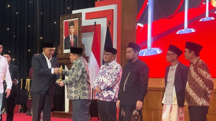 Rektor UIN Raden Intan Lampung Prof Wan Jamaluddin Dapat Penghargaan Santri Inspiratif ...
