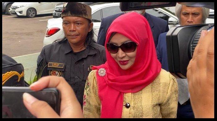 Curigai Sosok Pencuri, Roro Fitria Lapor Polisi Kehilangan Satu Set Perhiasan - Tribunlampung.co.id