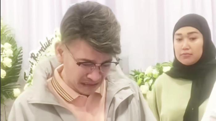 Berlinang Air Mata, Ruben Onsu Elus Kaki Jasad Ayah Sarwendah - Halaman all - Tribunlampung.co.id