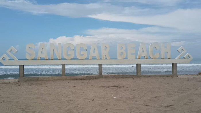 Menikmati Indahnya Pasir di Sanggar Beach, Rekomendasi Tempat Wisata di ...