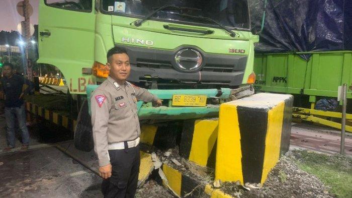 Polisi Selidiki Penyebab Truk Tabrak Tollgate Pelabuhan Bakauheni - Tribunlampung.co.id