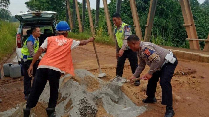 Satlantas Polres Lampung Tengah Polda Lampung Gotong Royong Perbaiki Jalan Rusak - Tribunlampung ...