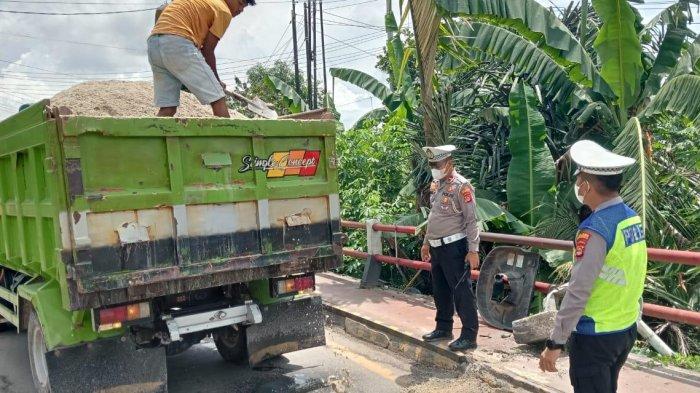 Satlantas Polres Lampung Tengah Polda Lampung Atur Lalin di Jembatan Way Seputih - Tribunlampung ...
